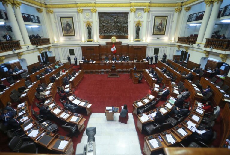 Constitución Política del Perú Comentada y Actualizada 2025
